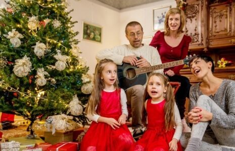 10 Easy to Sing Christmas Songs for Kids with Lyrics - Meredith Plays